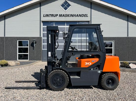 Gaffeltruck Doosan, D30 G med kabine og KUN 57 TIMER FRA NY, MED ...